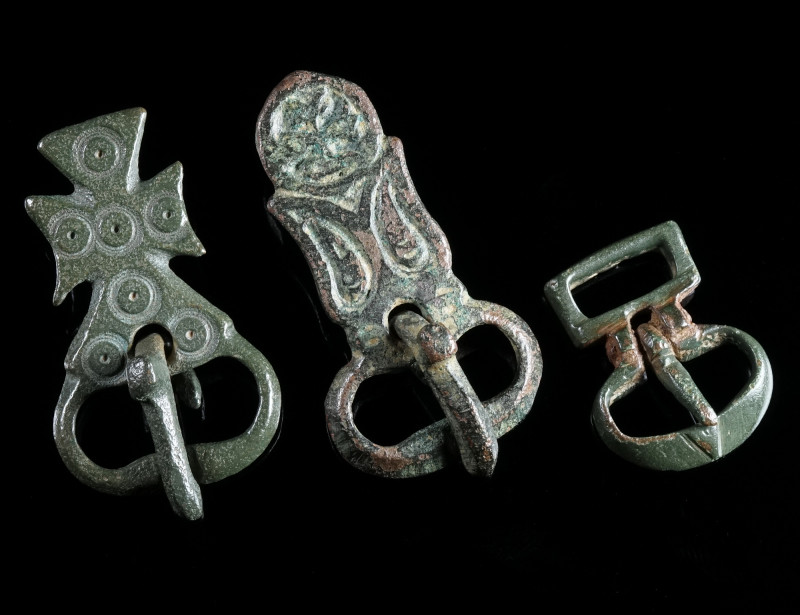 biddr - Numisart, Auction 3, lot 287. A ROMAN BRONZE BUCKLE AND TWO ...